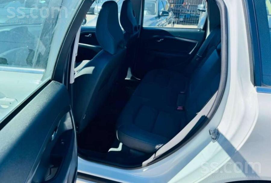 Blue Volvo V70 2016 in Riga, with an engine capacity of 2.00 L and mileage of 235 thousand km for 9800 €, photo 7 on AUTOMOTO.COM.LV