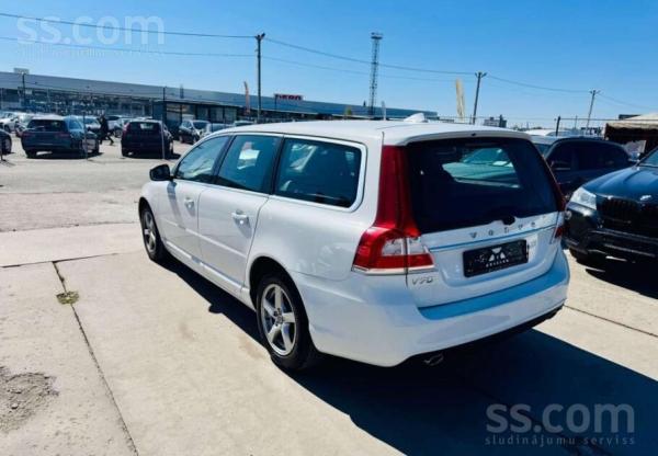 Blue Volvo V70 2016 in Riga, with an engine capacity of 2.00 L and mileage of 235 thousand km for 9800 €, photo 4 on AUTOMOTO.COM.LV