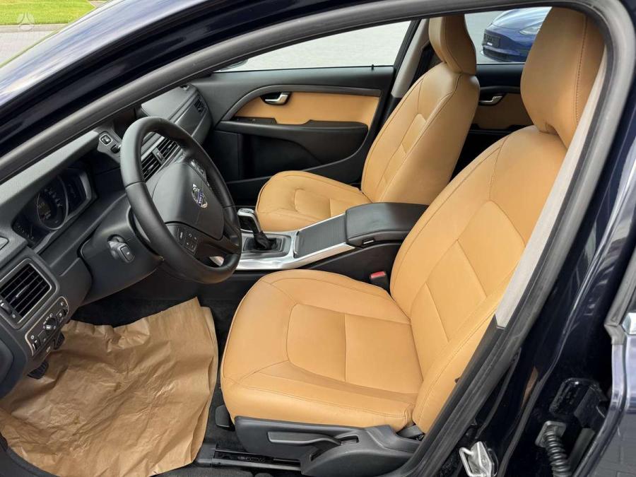 Blue Volvo V70 2017 in Telschi, with an engine capacity of 1.98 L and mileage of 258 thousand km for 6600 €, photo 15 on AUTOMOTO.COM.LV