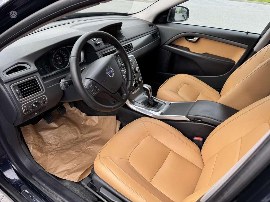 Blue Volvo V70 2017 in Telschi, with an engine capacity of 1.98 L and mileage of 258 thousand km for 6600 €, photo 16 on AUTOMOTO.COM.LV