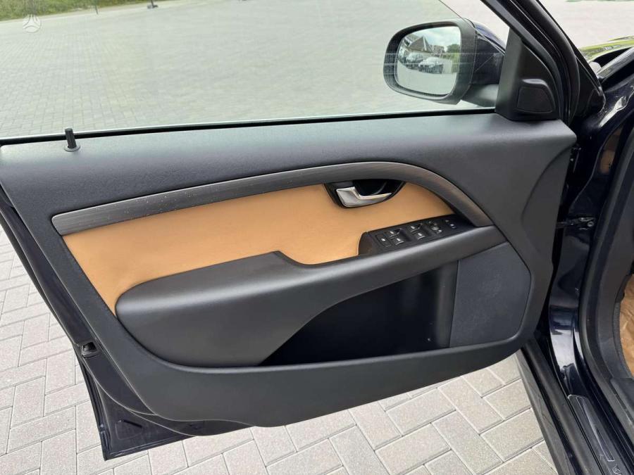Blue Volvo V70 2017 in Telschi, with an engine capacity of 1.98 L and mileage of 258 thousand km for 6600 €, photo 17 on AUTOMOTO.COM.LV
