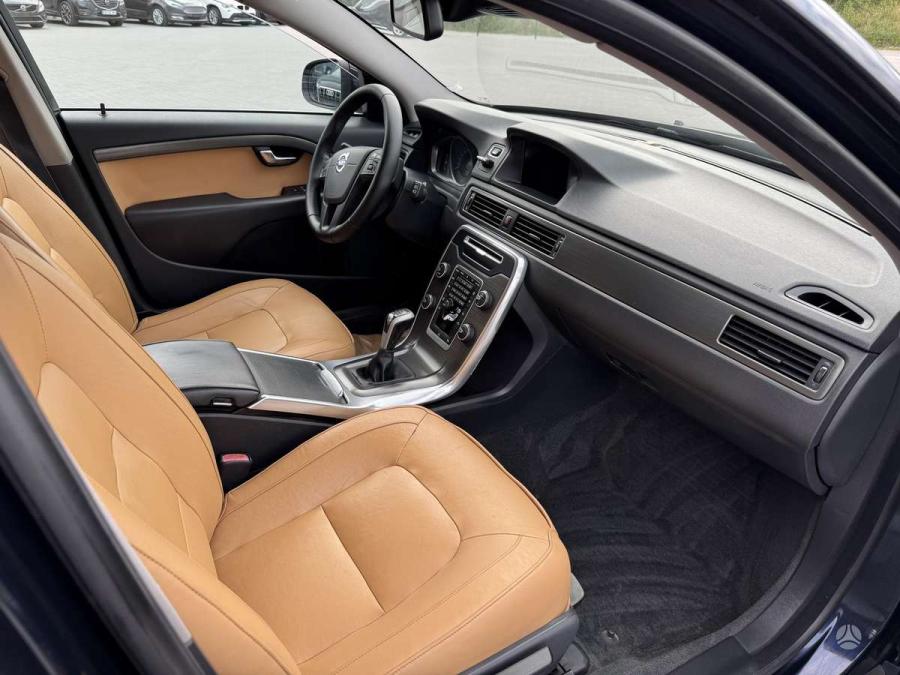 Blue Volvo V70 2017 in Telschi, with an engine capacity of 1.98 L and mileage of 258 thousand km for 6600 €, photo 22 on AUTOMOTO.COM.LV