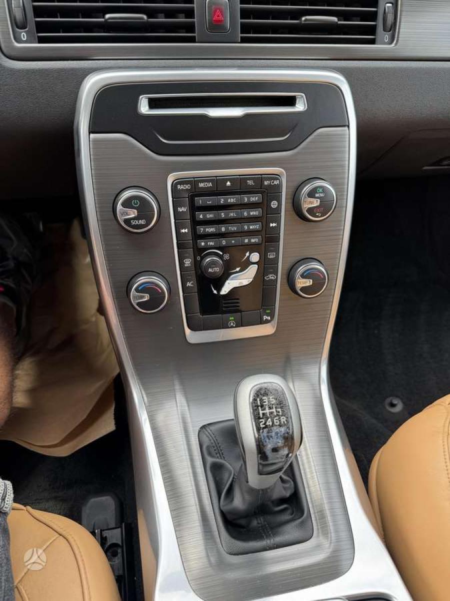 Blue Volvo V70 2017 in Telschi, with an engine capacity of 1.98 L and mileage of 258 thousand km for 6600 €, photo 25 on AUTOMOTO.COM.LV