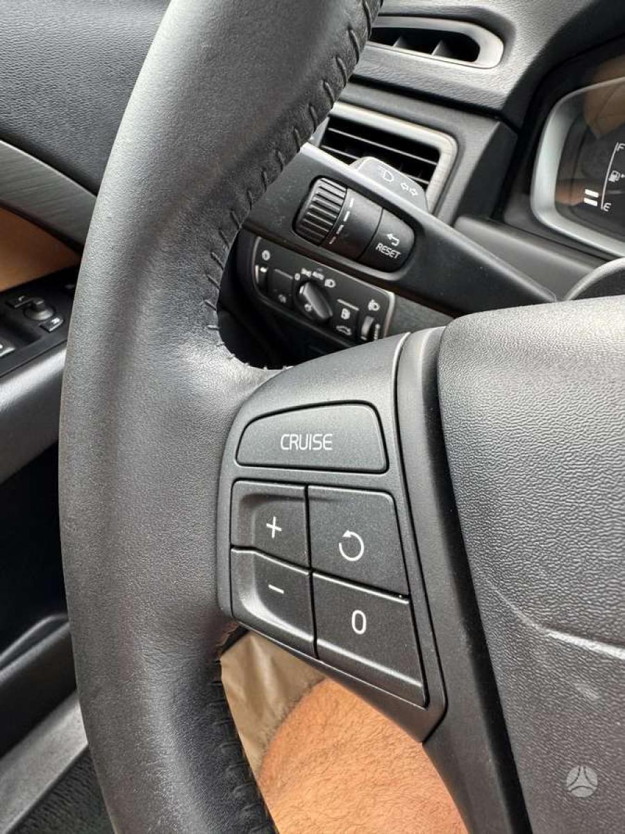 Blue Volvo V70 2017 in Telschi, with an engine capacity of 1.98 L and mileage of 258 thousand km for 6600 €, photo 33 on AUTOMOTO.COM.LV