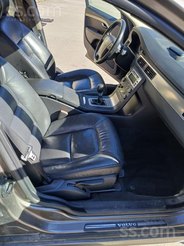 Brown Volvo V70 2008 in Jurmala, with an engine capacity of 2.00 L and mileage of 368 thousand km for 2450 €, photo 9 on AUTOMOTO.COM.LV