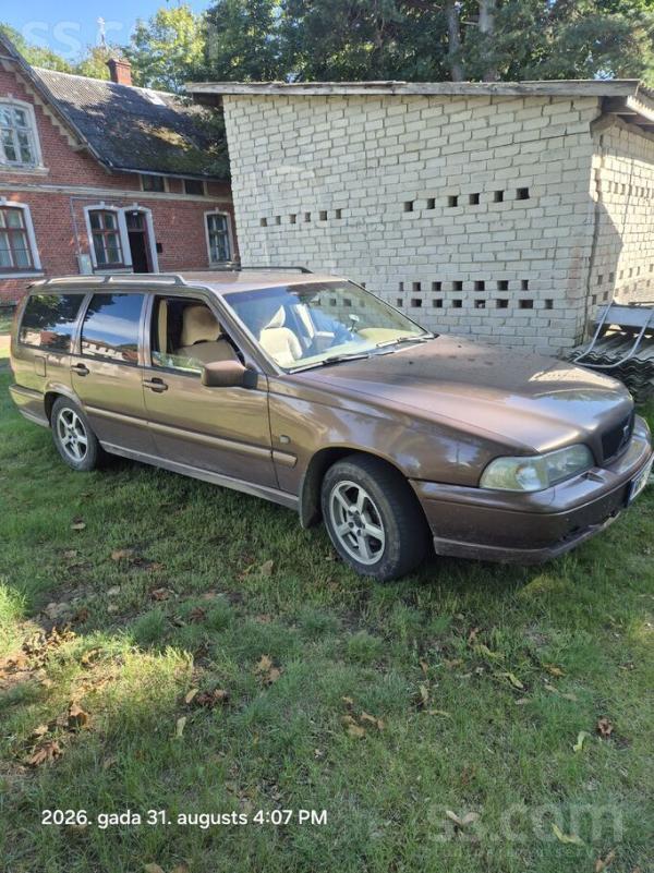 Volvo V70 1999 in Limbazi on AUTOMOTO.COM.LV Brown Volvo V70 1999 in Limbazi, with an engine capacity of 2.00 L and mileage of 356 thousand km for 1250 €, photo 4 on AUTOMOTO.COM.LV