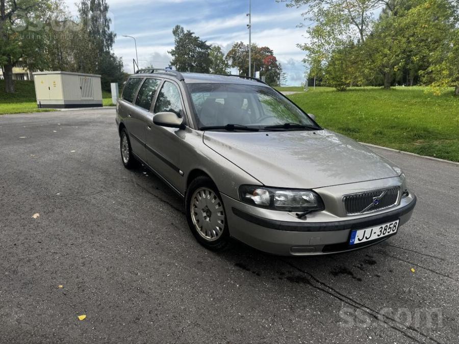 Brown Volvo V70 2001 in Aluksne, with an engine capacity of 2.40 L and mileage of 308 thousand km for 1200 €, photo 1 on AUTOMOTO.COM.LV