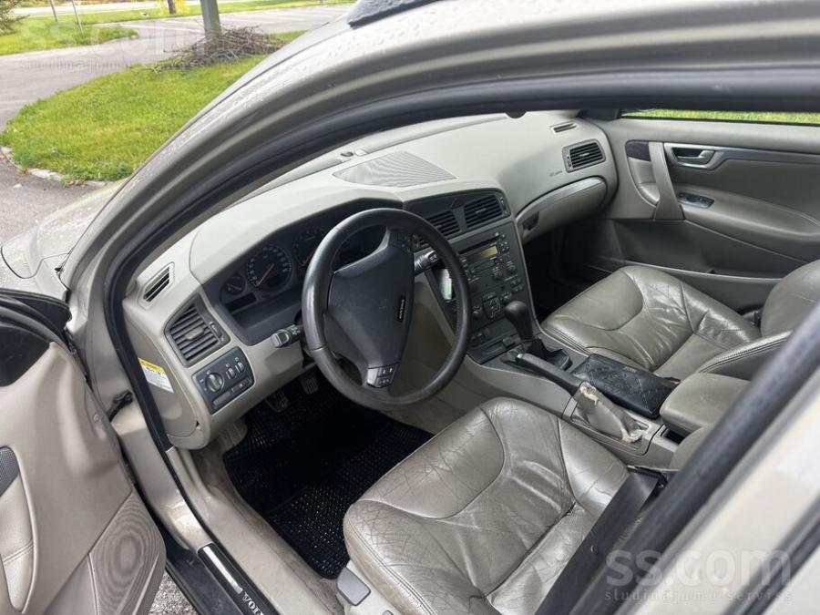 Brown Volvo V70 2001 in Aluksne, with an engine capacity of 2.40 L and mileage of 308 thousand km for 1200 €, photo 6 on AUTOMOTO.COM.LV