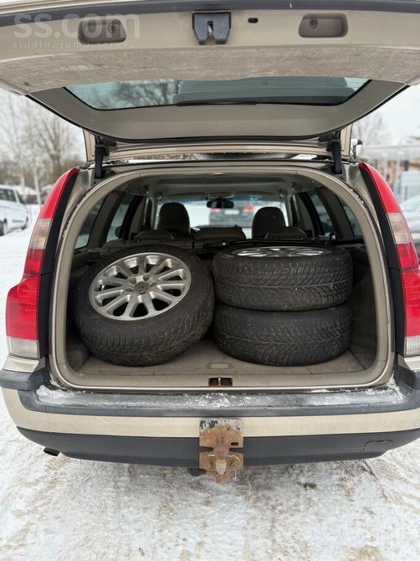 Brown Volvo V70 2002 in Riga, with an engine capacity of 2.40 L and mileage of 0 thousand km for 1550 €, photo 5 on AUTOMOTO.COM.LV