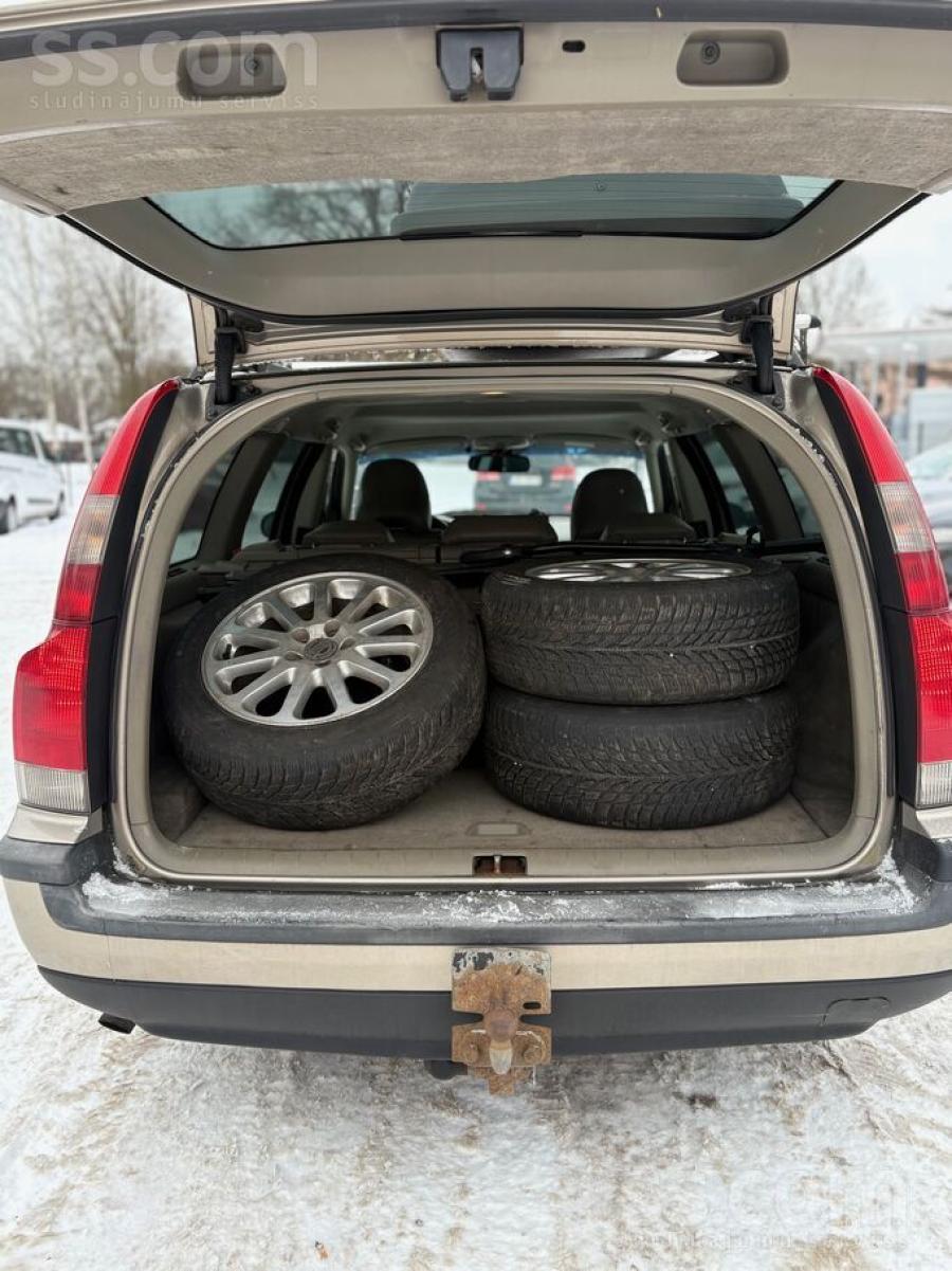 Brown Volvo V70 2002 in Riga, with an engine capacity of 2.40 L and mileage of 0 thousand km for 1550 €, photo 5 on AUTOMOTO.COM.LV