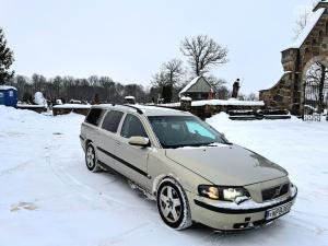 Brown Volvo V70 2003 in Silute, with an engine capacity of 2.40 L and mileage of 45 thousand km for 1150 €, photo  on AUTOMOTO.COM.LV