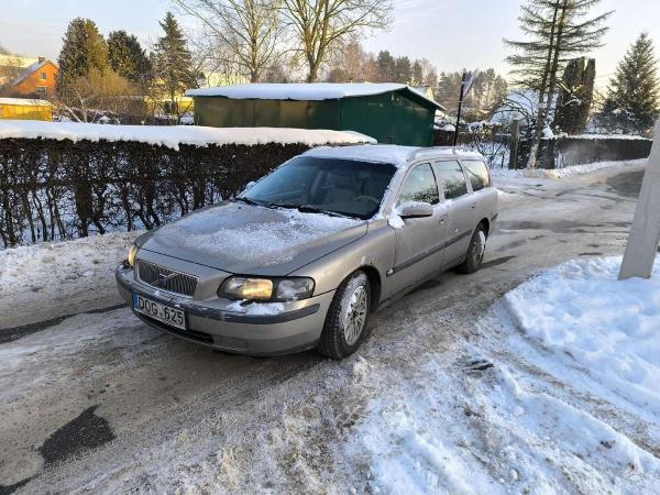 Brūns Volvo V70 2004 Viļņa, ar dzinēja tilpumu 2.44 L un nobraukumu 474 tūkst. km par 950 €, foto 1 vietnē AUTOMOTO.COM.LV