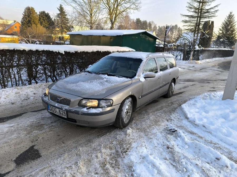 Brūns Volvo V70 2004 Viļņa, ar dzinēja tilpumu 2.44 L un nobraukumu 474 tūkst. km par 950 €, foto 1 vietnē AUTOMOTO.COM.LV