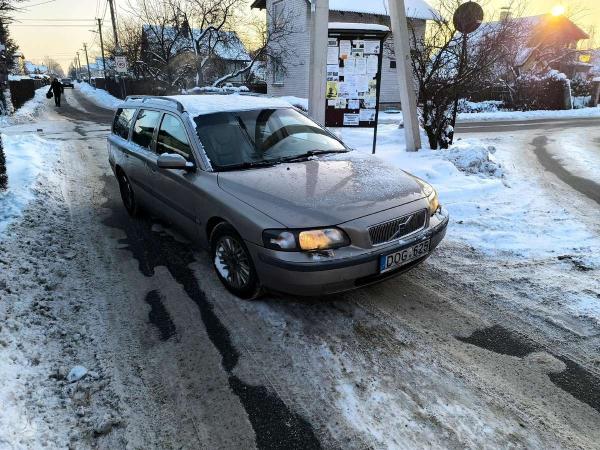 Brūns Volvo V70 2004 Viļņa, ar dzinēja tilpumu 2.44 L un nobraukumu 474 tūkst. km par 950 €, foto 2 vietnē AUTOMOTO.COM.LV