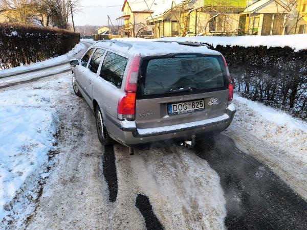 Brūns Volvo V70 2004 Viļņa, ar dzinēja tilpumu 2.44 L un nobraukumu 474 tūkst. km par 950 €, foto 3 vietnē AUTOMOTO.COM.LV