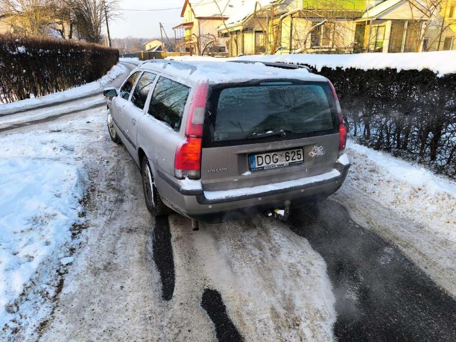 Brūns Volvo V70 2004 Viļņa, ar dzinēja tilpumu 2.44 L un nobraukumu 474 tūkst. km par 950 €, foto 3 vietnē AUTOMOTO.COM.LV