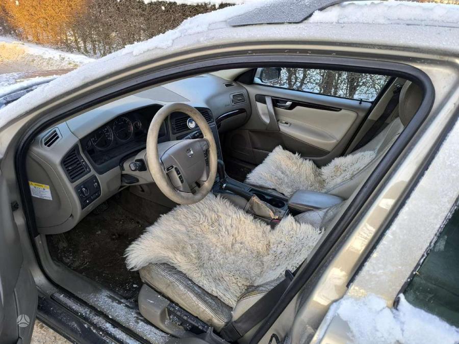 Brūns Volvo V70 2004 Viļņa, ar dzinēja tilpumu 2.44 L un nobraukumu 474 tūkst. km par 950 €, foto 6 vietnē AUTOMOTO.COM.LV