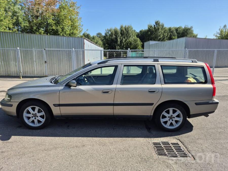 Brown Volvo V70 2004 in Daugavpils, with an engine capacity of 2.40 L and mileage of 347 thousand km for 1500 €, photo 1 on AUTOMOTO.COM.LV