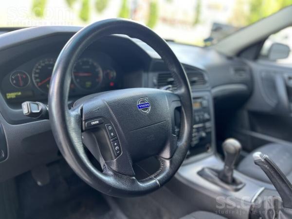 Brown Volvo V70 2005 in Jekabpils, with an engine capacity of 2.40 L and mileage of 490 thousand km for 2550 €, photo 8 on AUTOMOTO.COM.LV
