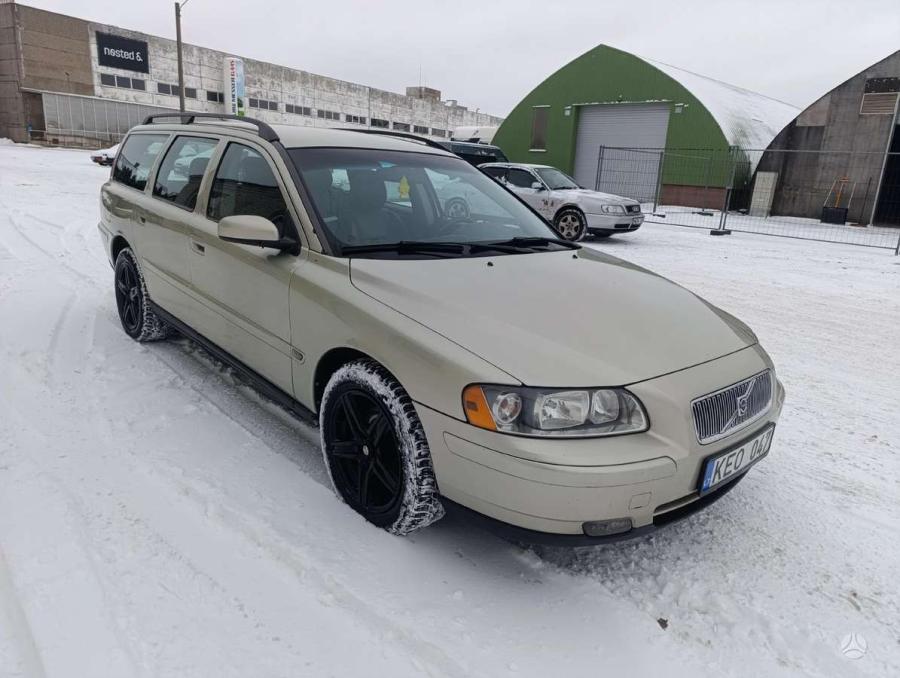 Brown Volvo V70 2006 in Utena, with an engine capacity of 2.40 L and mileage of 412 thousand km for 2600 €, photo 2 on AUTOMOTO.COM.LV