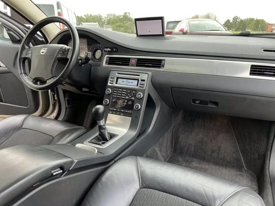Brown Volvo V70 2007 in Jekabpils, with an engine capacity of 2.40 L and mileage of 136 thousand km for 5990 €, photo 12 on AUTOMOTO.COM.LV