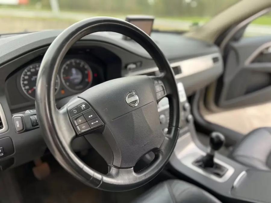 Brown Volvo V70 2007 in Jekabpils, with an engine capacity of 2.40 L and mileage of 136 thousand km for 5990 €, photo 16 on AUTOMOTO.COM.LV