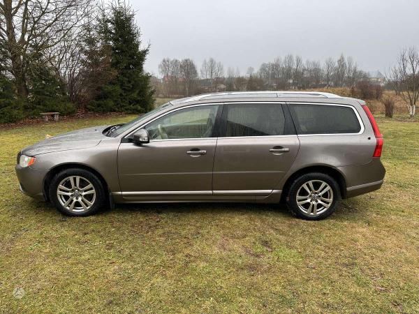 Brown Volvo V70 2008 in Raseiniai, with an engine capacity of 2.40 L and mileage of 322 thousand km for 2600 €, photo 2 on AUTOMOTO.COM.LV