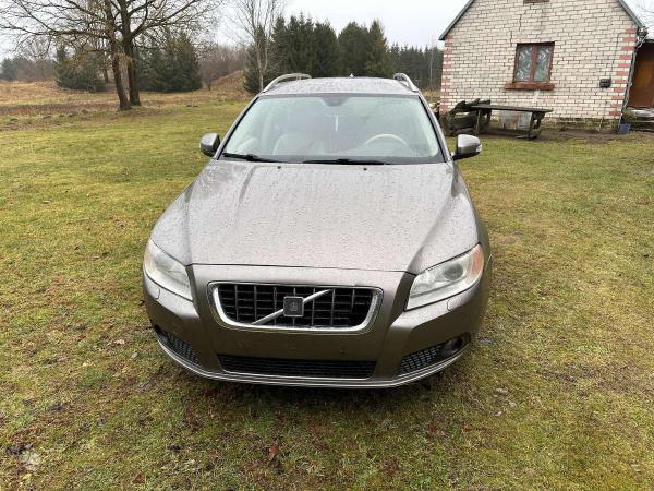 Brown Volvo V70 2008 in Raseiniai, with an engine capacity of 2.40 L and mileage of 322 thousand km for 2600 €, photo 3 on AUTOMOTO.COM.LV