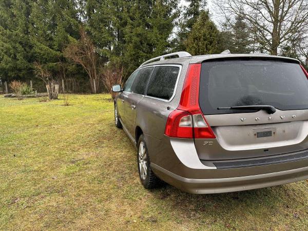 Brown Volvo V70 2008 in Raseiniai, with an engine capacity of 2.40 L and mileage of 322 thousand km for 2600 €, photo 8 on AUTOMOTO.COM.LV