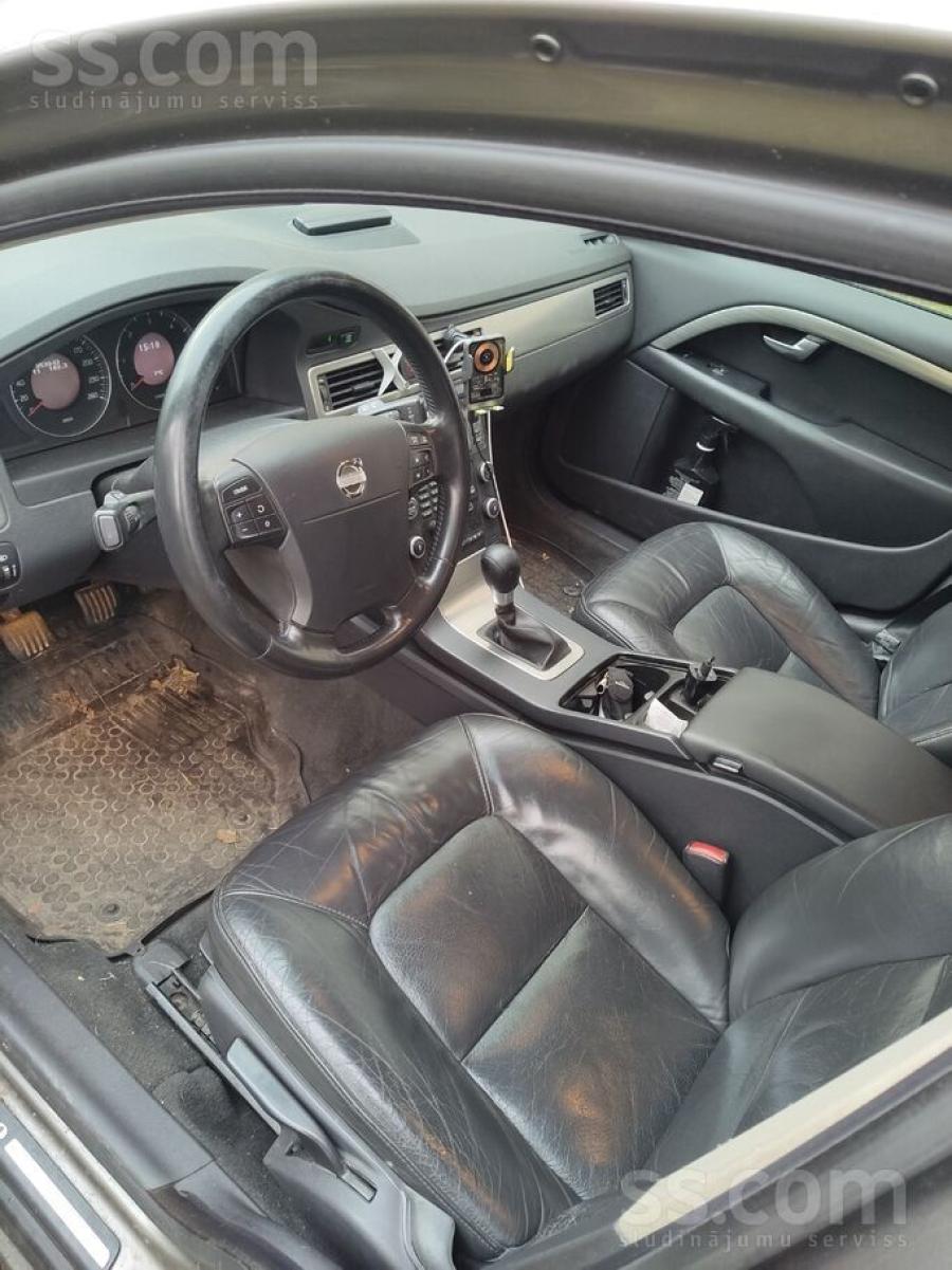 Brown Volvo V70 2008 in Riga, with an engine capacity of 2.40 L and mileage of 352 thousand km for 3850 €, photo 10 on AUTOMOTO.COM.LV