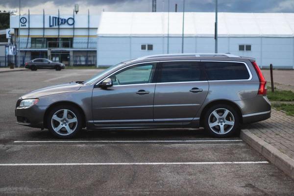 Brūns Volvo V70 2008 Viļņa, ar dzinēja tilpumu 2.40 L un nobraukumu 217 tūkst. km par 5600 €, foto 3 vietnē AUTOMOTO.COM.LV