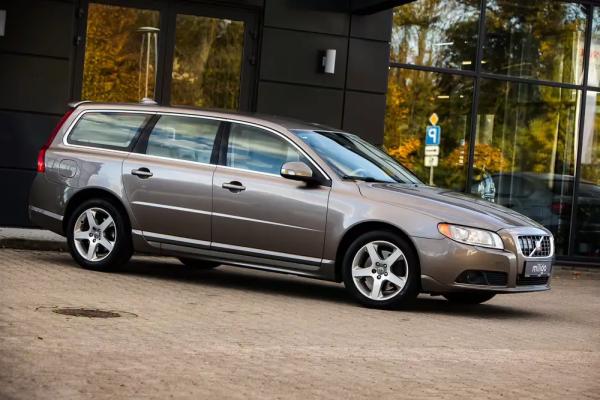 Brown Volvo V70 2008 in Jelgava, with an engine capacity of 2.40 L and mileage of 279 thousand km for 4990 €, photo 3 on AUTOMOTO.COM.LV