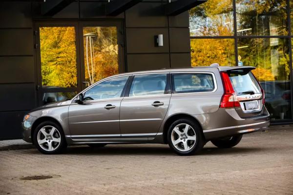 Brown Volvo V70 2008 in Jelgava, with an engine capacity of 2.40 L and mileage of 279 thousand km for 4990 €, photo 7 on AUTOMOTO.COM.LV