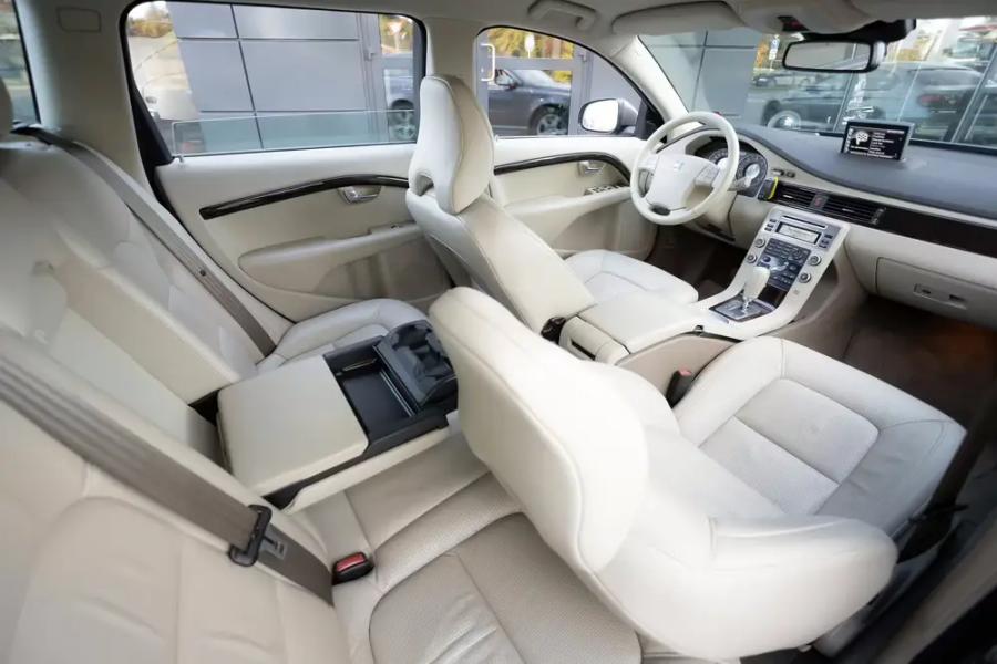 Brūns Volvo V70 2008 Jelgava, ar dzinēja tilpumu 2.40 L un nobraukumu 279 tūkst. km par 4990 €, foto 17 vietnē AUTOMOTO.COM.LV