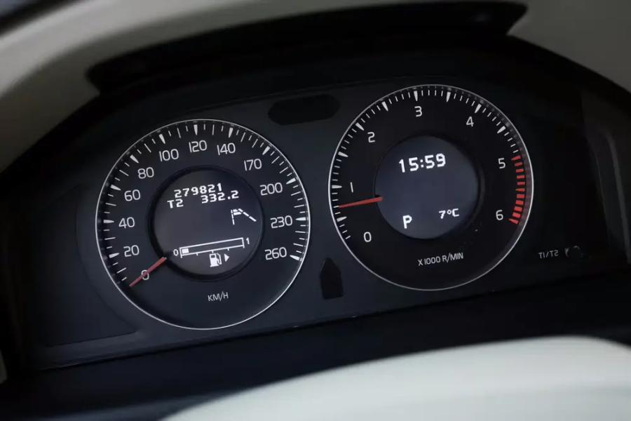 Brūns Volvo V70 2008 Jelgava, ar dzinēja tilpumu 2.40 L un nobraukumu 279 tūkst. km par 4990 €, foto 23 vietnē AUTOMOTO.COM.LV