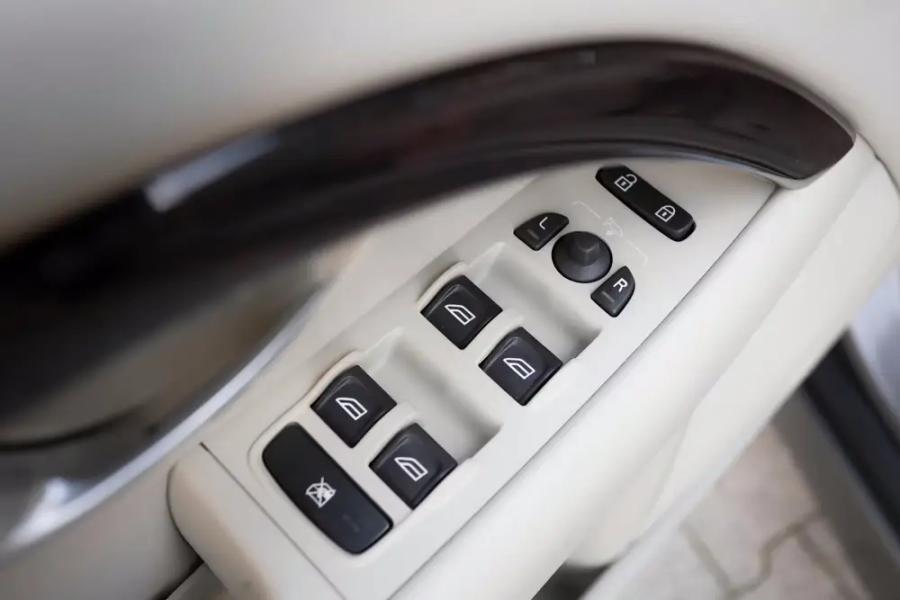 Brūns Volvo V70 2008 Jelgava, ar dzinēja tilpumu 2.40 L un nobraukumu 279 tūkst. km par 4990 €, foto 27 vietnē AUTOMOTO.COM.LV