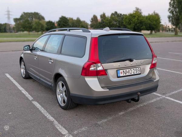 Brown Volvo V70 2008 in Klaipeda, with an engine capacity of 2.52 L and mileage of 256 thousand km for 3350 €, photo 2 on AUTOMOTO.COM.LV