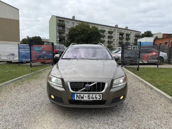 Brown Volvo V70 2008 in Ventspils, with an engine capacity of 2.40 L and mileage of 355 thousand km for 3990 €, photo 2 on AUTOMOTO.COM.LV