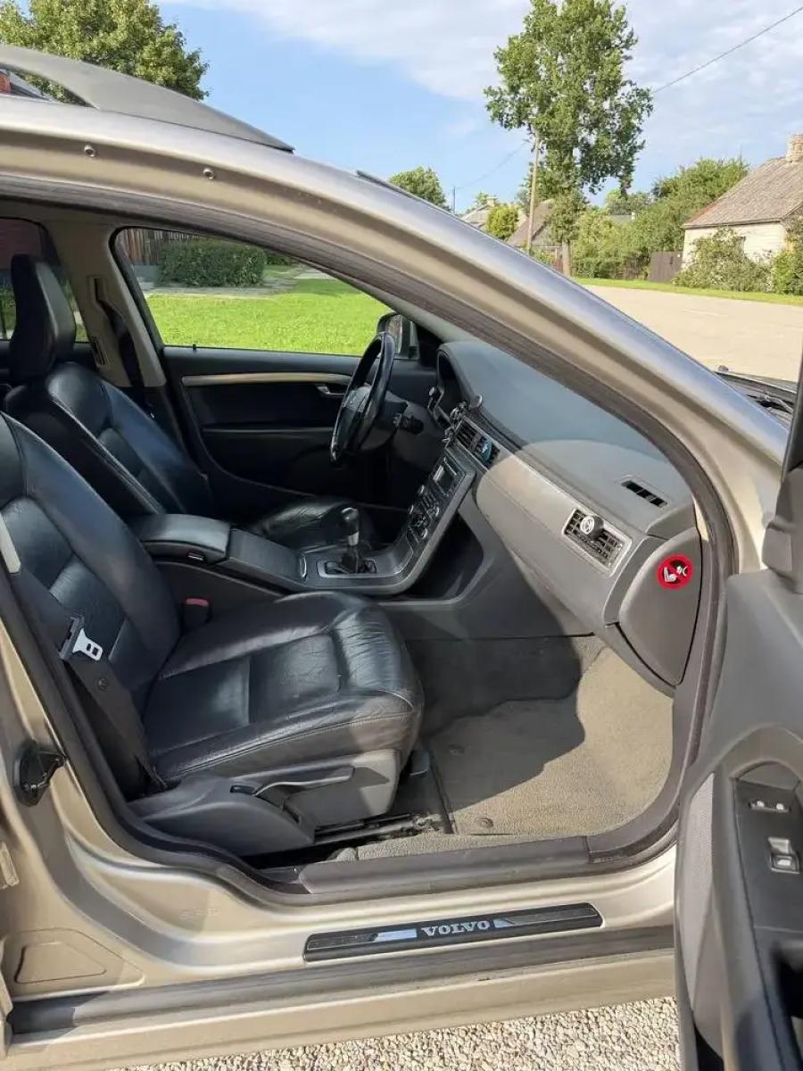 Brūns Volvo V70 2008 Ventspils, ar dzinēja tilpumu 2.00 L un nobraukumu 339 tūkst. km par 3300 €, foto 12 vietnē AUTOMOTO.COM.LV