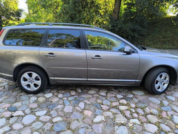 Brūns Volvo V70 2008 Utena, ar dzinēja tilpumu 2.40 L un nobraukumu 376 tūkst. km par 3950 €, foto 4 vietnē AUTOMOTO.COM.LV