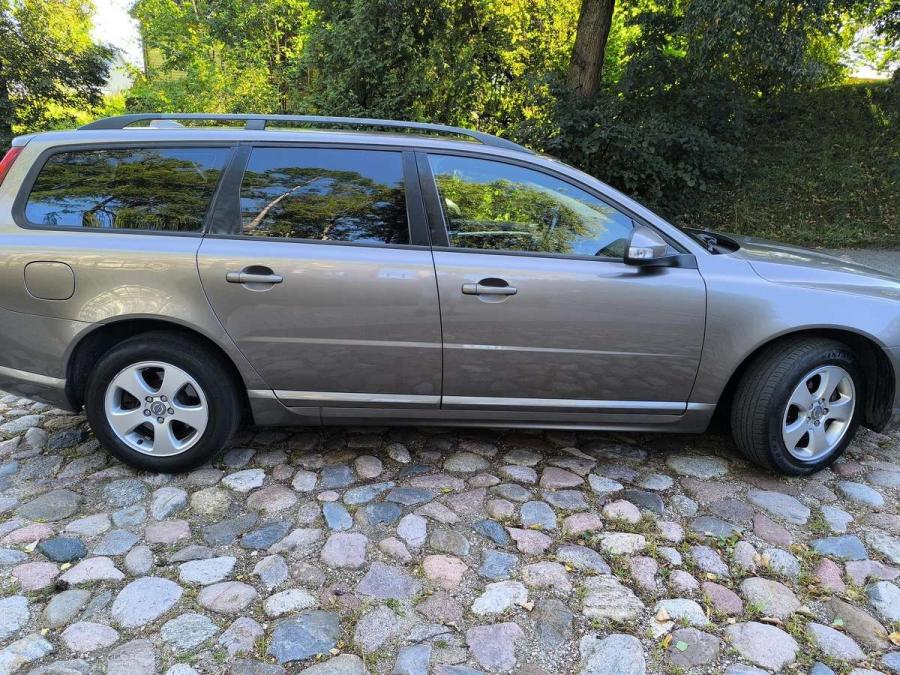 Brown Volvo V70 2008 in Utena, with an engine capacity of 2.40 L and mileage of 376 thousand km for 3950 €, photo 5 on AUTOMOTO.COM.LV