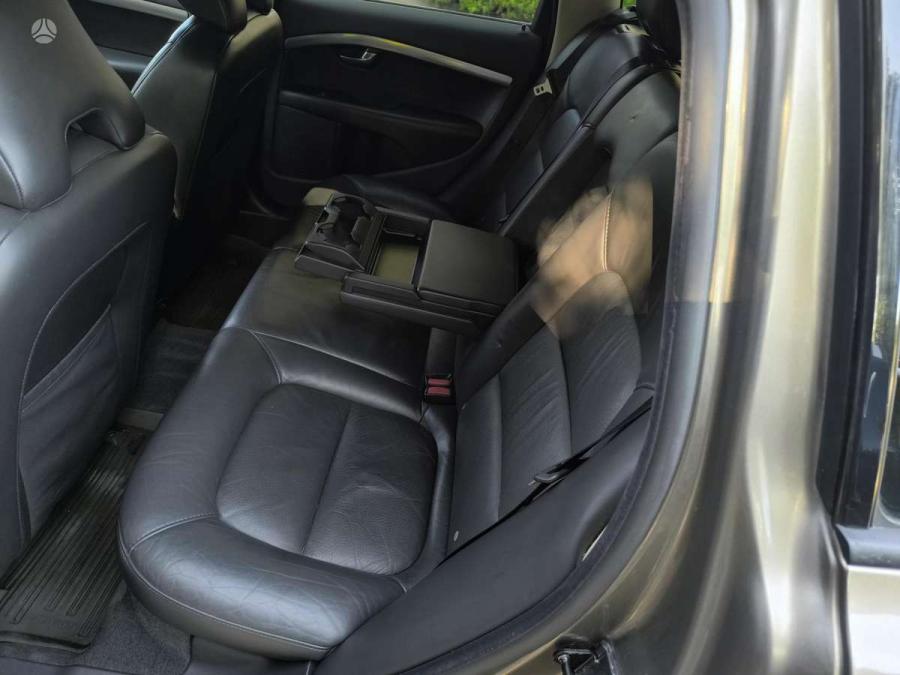 Brown Volvo V70 2008 in Utena, with an engine capacity of 2.40 L and mileage of 376 thousand km for 3950 €, photo 23 on AUTOMOTO.COM.LV