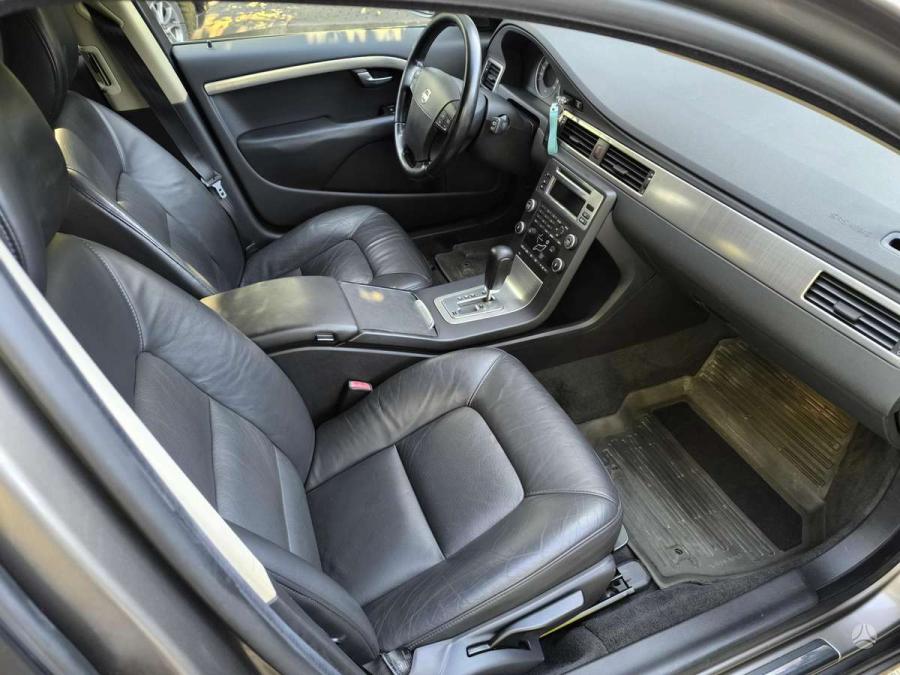 Brown Volvo V70 2008 in Utena, with an engine capacity of 2.40 L and mileage of 376 thousand km for 3950 €, photo 25 on AUTOMOTO.COM.LV