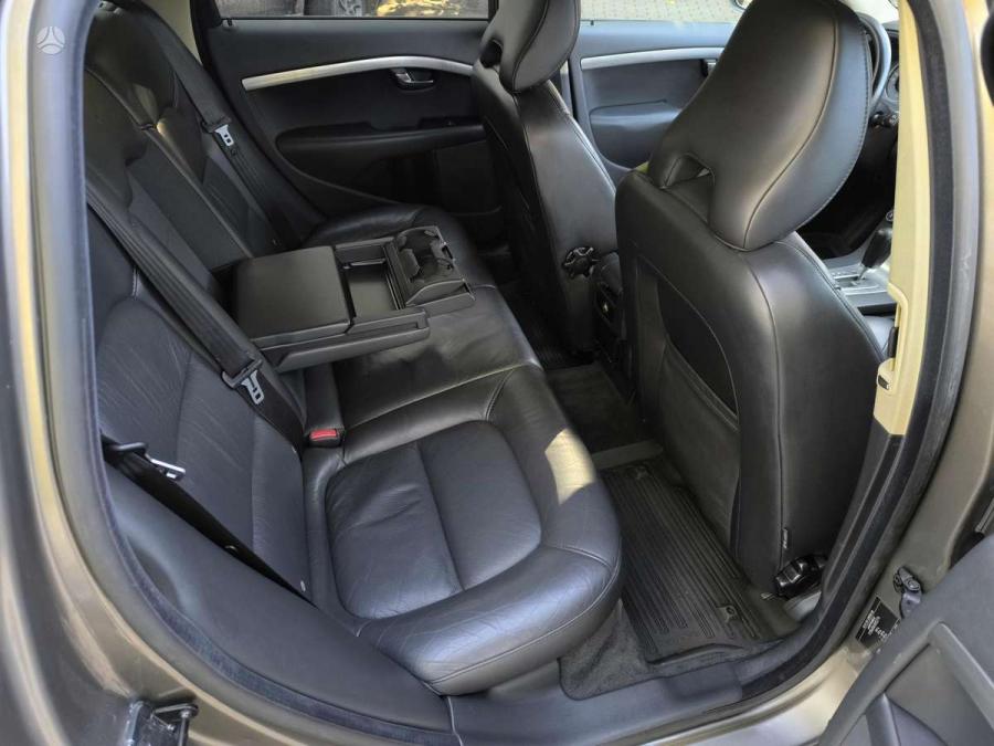 Brown Volvo V70 2008 in Utena, with an engine capacity of 2.40 L and mileage of 376 thousand km for 3950 €, photo 27 on AUTOMOTO.COM.LV