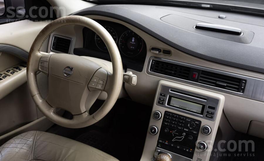 Brown Volvo V70 2008 in Jelgava, with an engine capacity of 2.00 L and mileage of 0 thousand km for 1300 €, photo 8 on AUTOMOTO.COM.LV