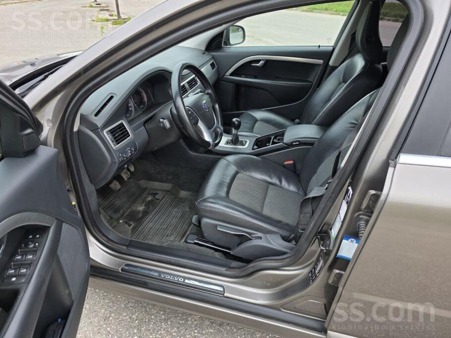 Brown Volvo V70 2009 in Gulbene, with an engine capacity of 2.40 L and mileage of 40 thousand km for 3750 €, photo 14 on AUTOMOTO.COM.LV