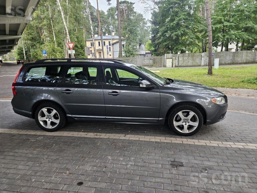 Brown Volvo V70 2009 in Riga, with an engine capacity of 2.40 L and mileage of 285 thousand km for 3150 €, photo 3 on AUTOMOTO.COM.LV