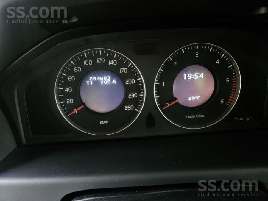 Brown Volvo V70 2009 in Riga, with an engine capacity of 2.40 L and mileage of 285 thousand km for 3150 €, photo 11 on AUTOMOTO.COM.LV