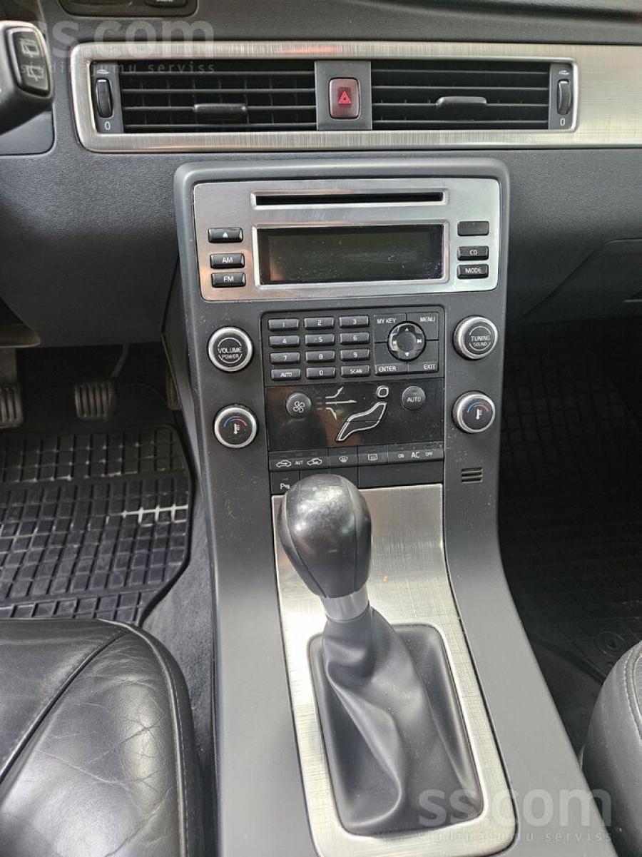 Brown Volvo V70 2009 in Riga, with an engine capacity of 2.40 L and mileage of 285 thousand km for 3150 €, photo 13 on AUTOMOTO.COM.LV