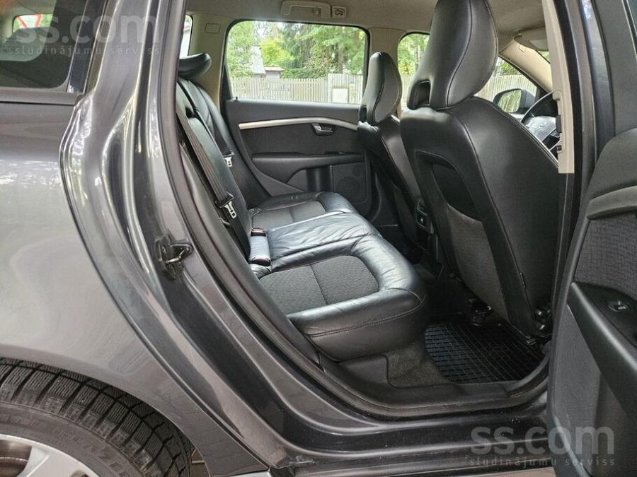 Brown Volvo V70 2009 in Riga, with an engine capacity of 2.40 L and mileage of 285 thousand km for 3150 €, photo 14 on AUTOMOTO.COM.LV